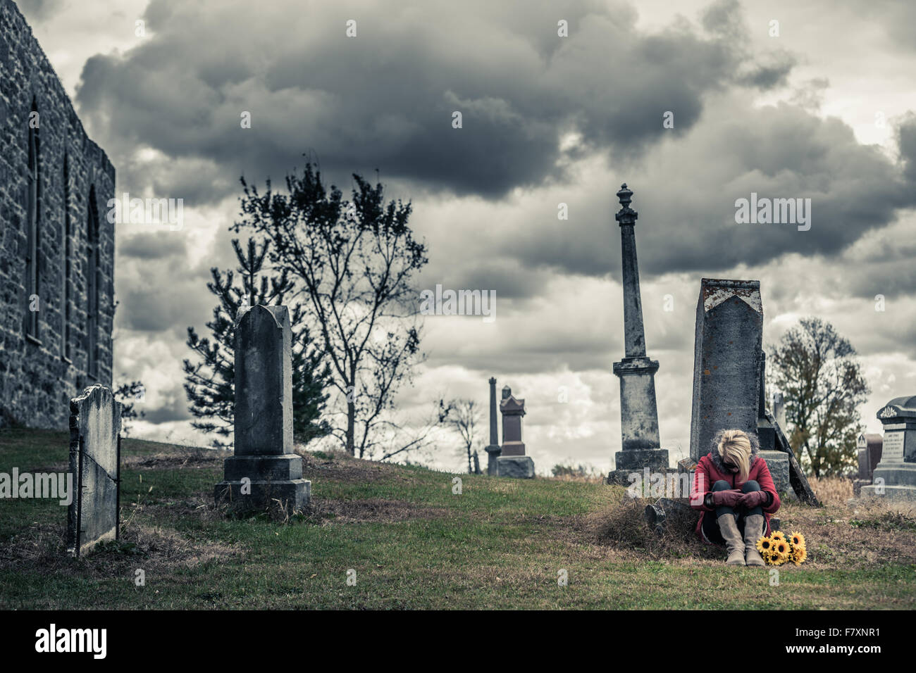 Grave with sunflowers hi-res stock photography and images - Alamy