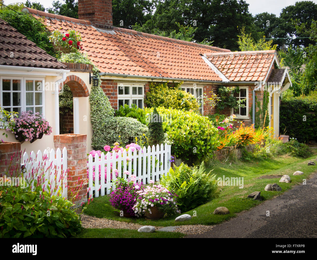 Pretty cottage with fence hi-res stock photography and images - Alamy