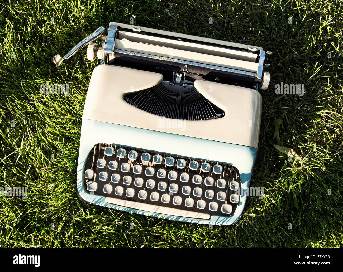 Vintage turquoise typewriter hi-res stock photography and images - Alamy