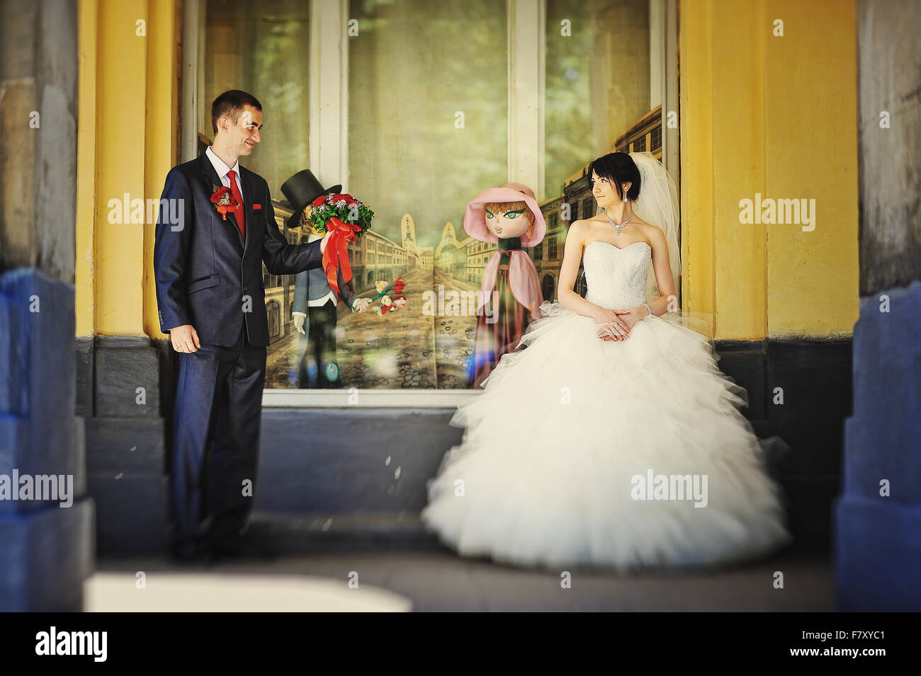 Bridal couple dolls hi-res stock photography and images - Alamy