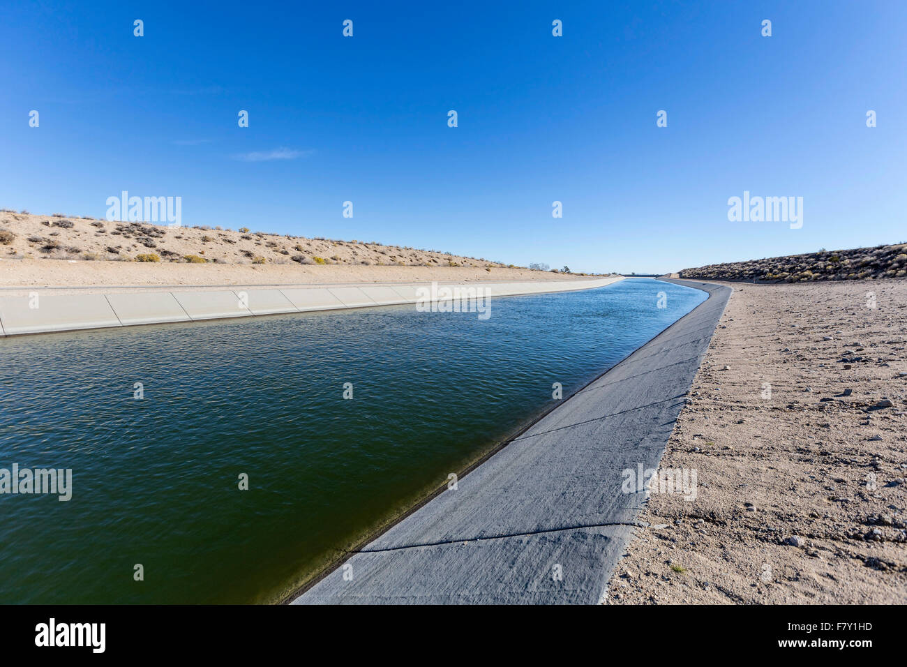 Irrigation water desert hi-res stock photography and images - Alamy