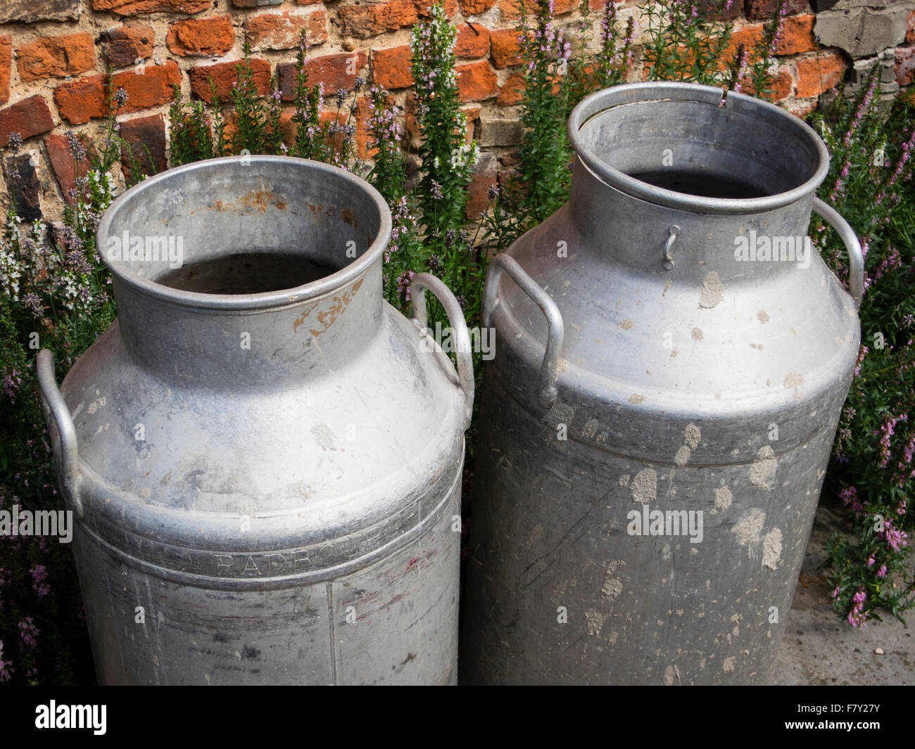 Milk churns farm hi-res stock photography and images - Alamy