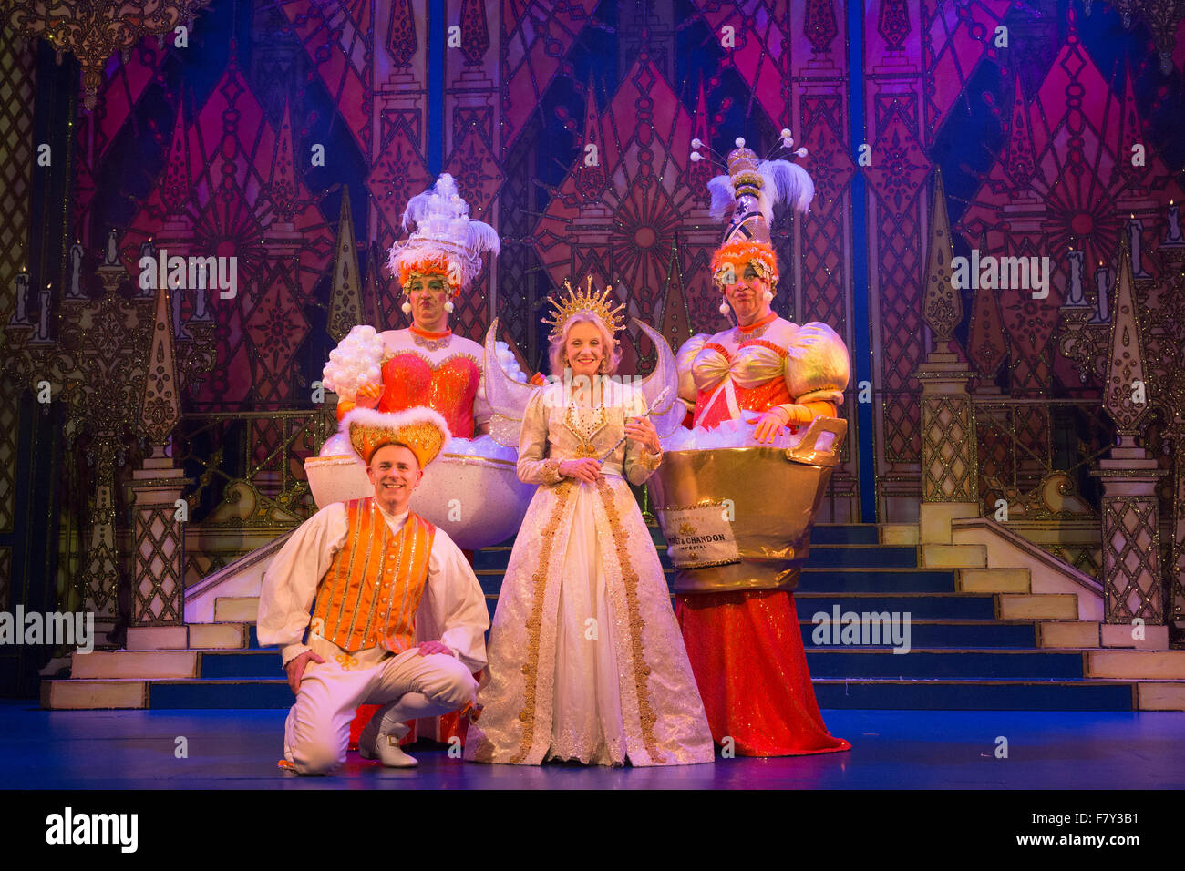 Richmond, London, UK. 3rd Dec, 2015. L-R: Chris Jarvis as Buttons ...