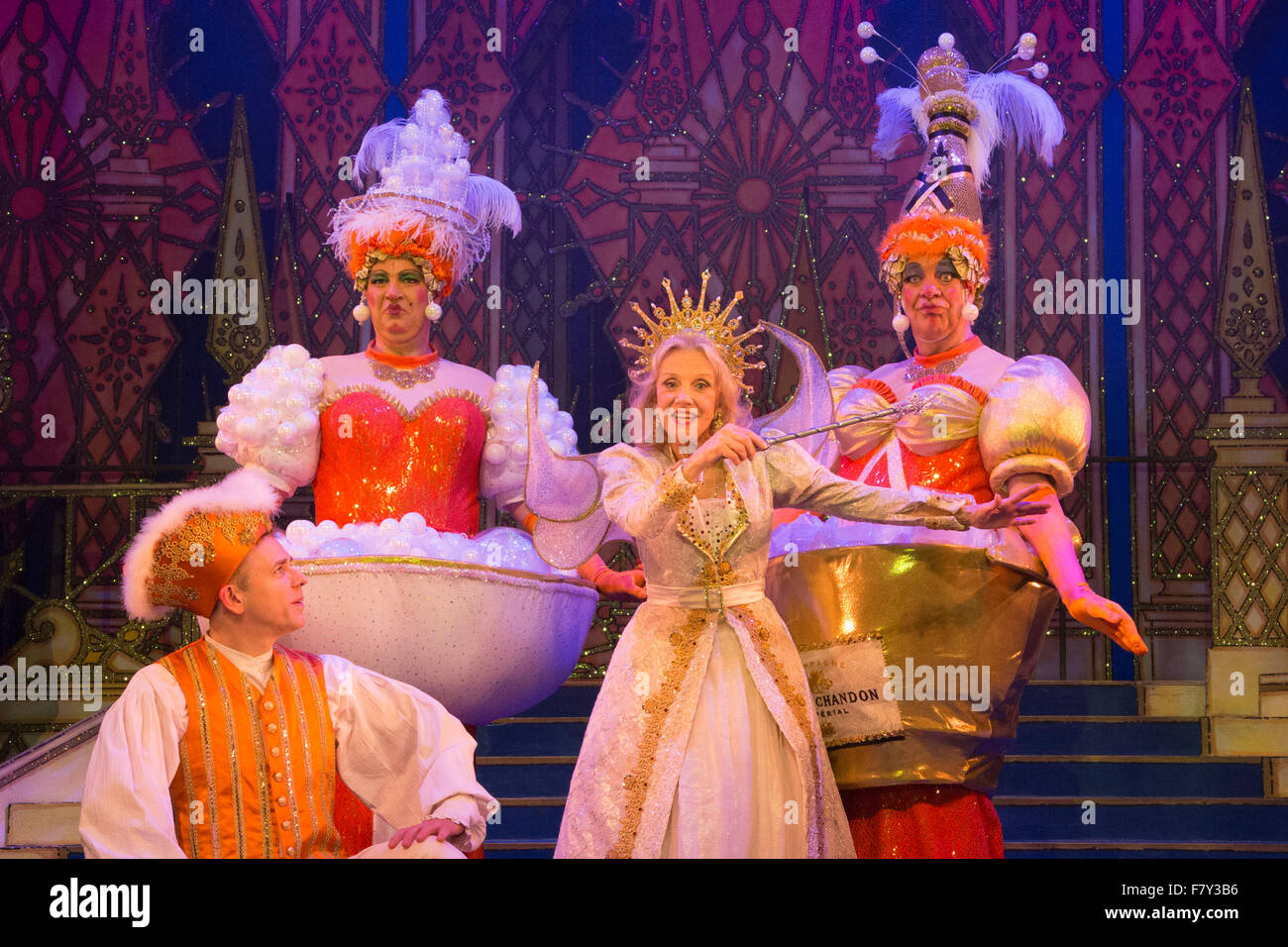 Richmond, London, UK. 3rd Dec, 2015. L-R: Chris Jarvis as Buttons ...
