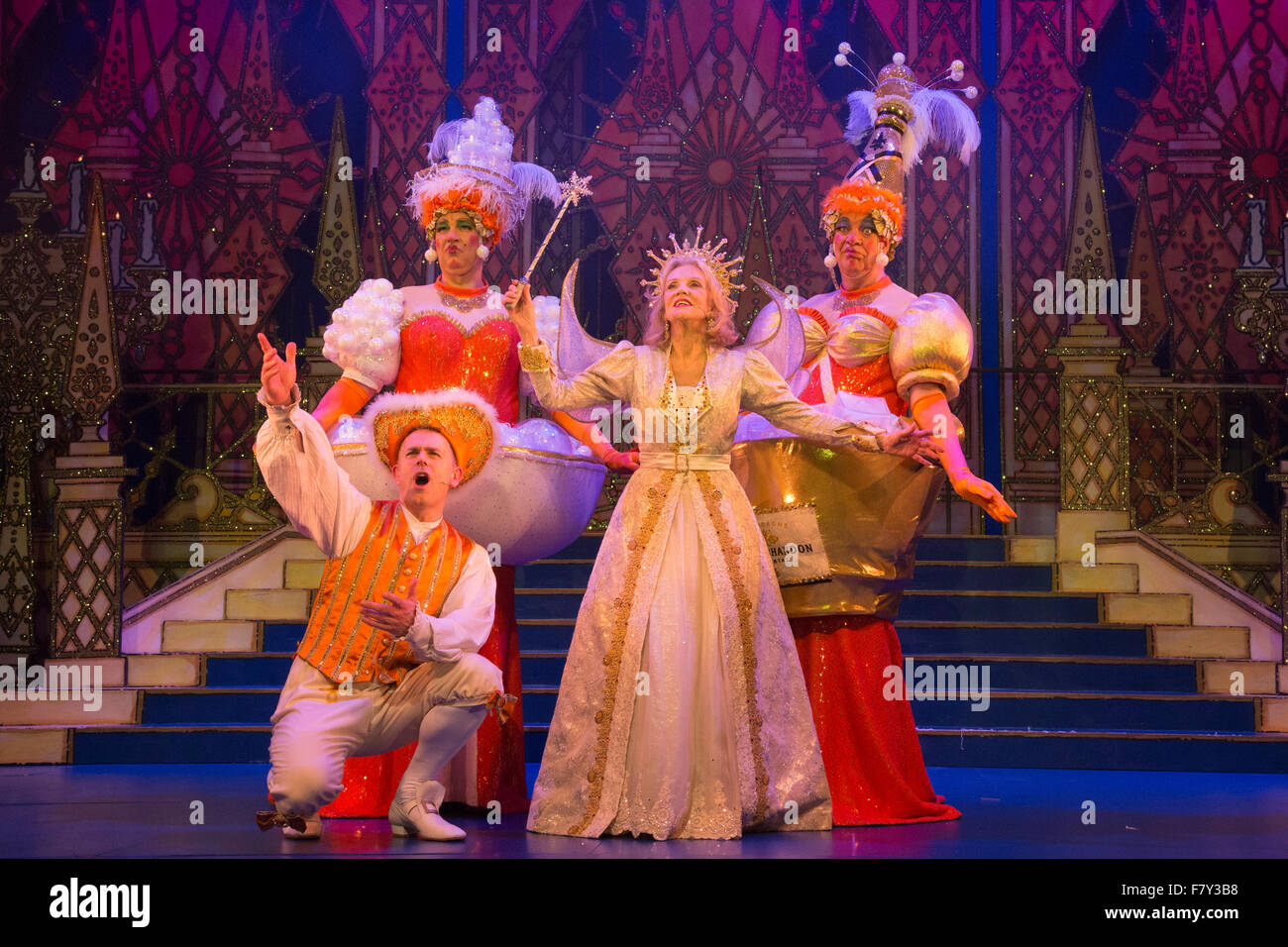Richmond, London, UK. 3rd Dec, 2015. L-R: Chris Jarvis as Buttons ...