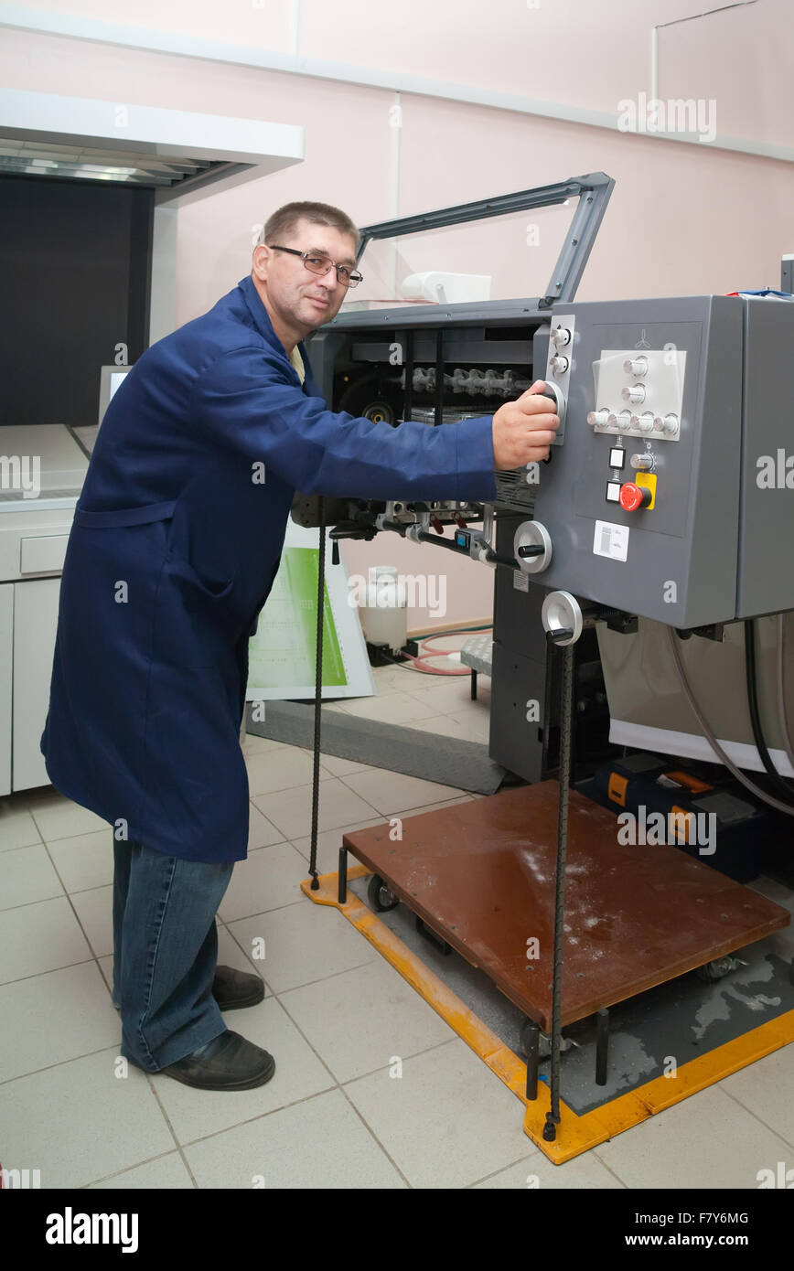 Printer working at his modern offset machine Stock Photo - Alamy