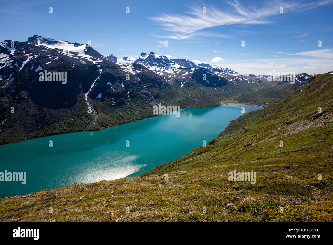 Looking down on Lake Gjende from the Memurubu to Gjendebu trail in the ...