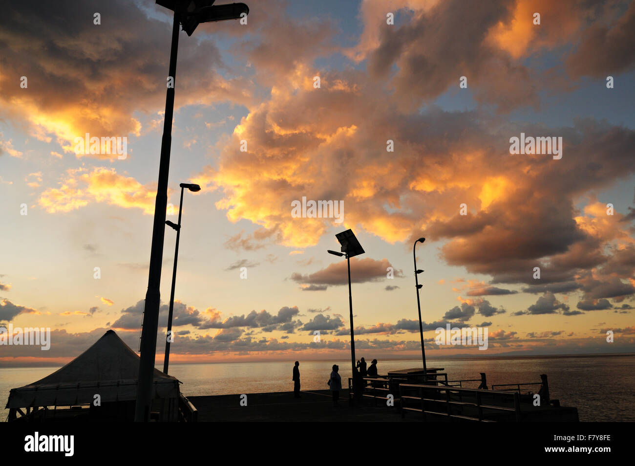 Horizontal landing stage hi-res stock photography and images - Alamy