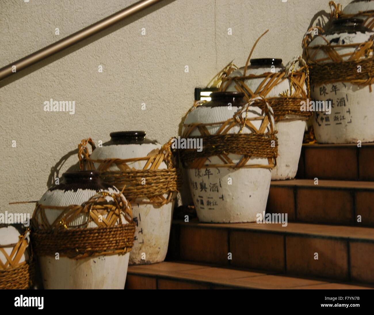 Japanese porcelain jars hi-res stock photography and images - Alamy