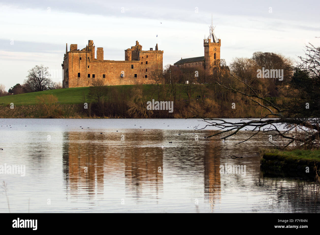 Linlithgow loch and palace Stock Photo - Alamy