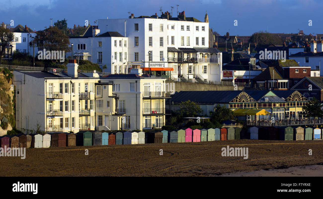 Beach huts in broadstairs kent hi-res stock photography and images - Alamy