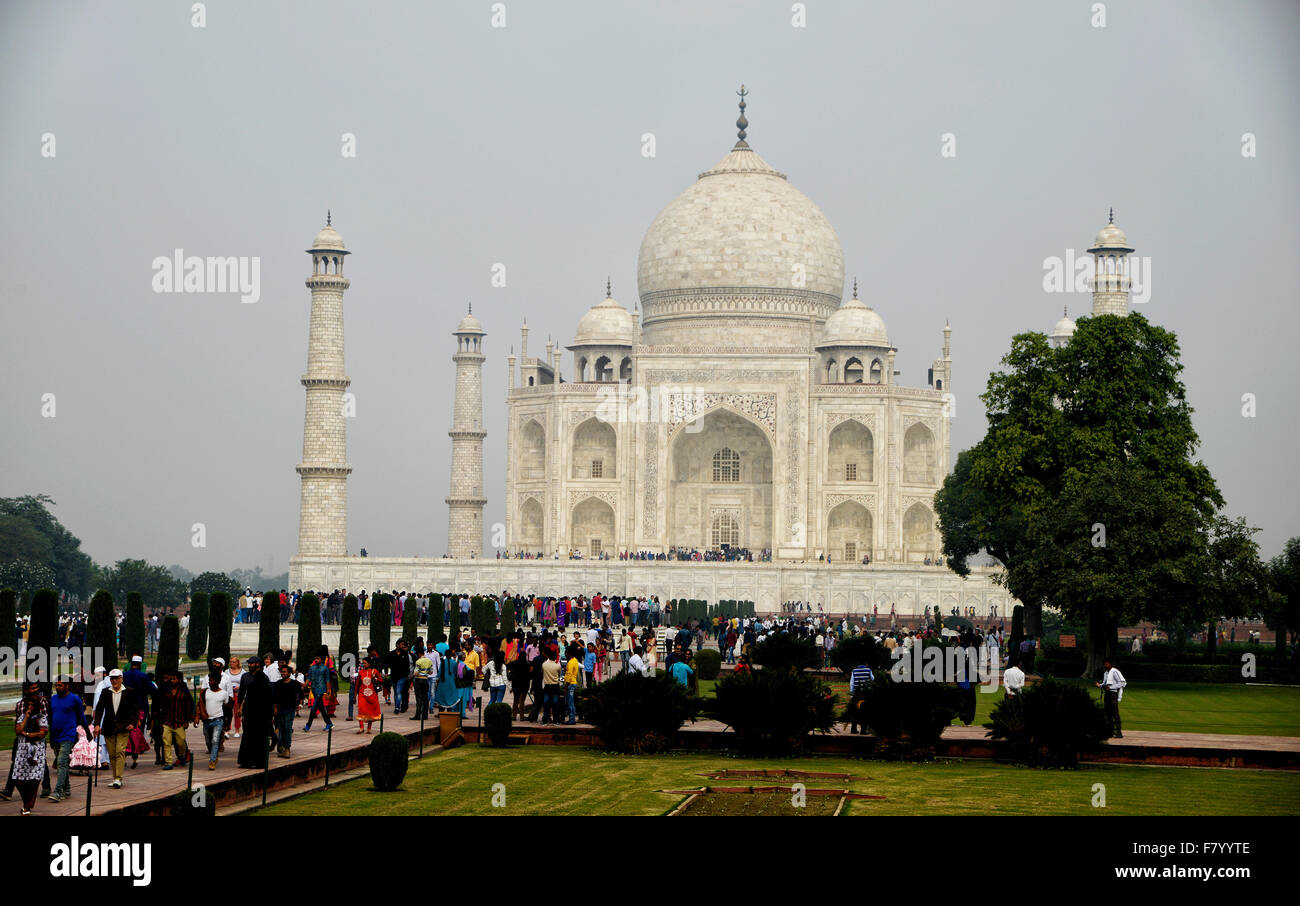 Tourist Crowd at the Taj Mahal,Agra,India Stock Photo - Alamy