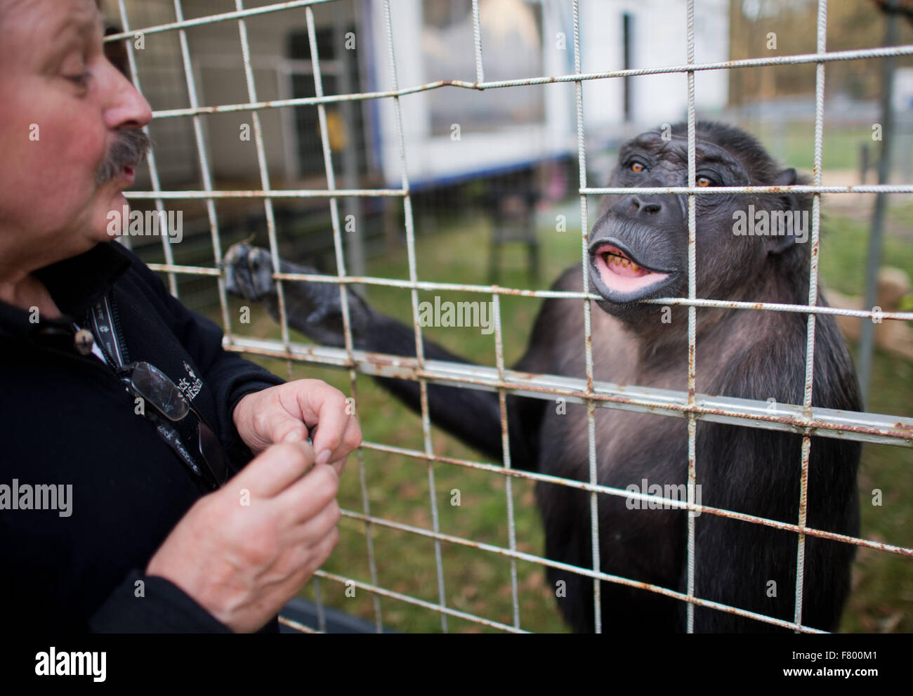 Celle, Germany. 3rd Dec, 2015. Circus manager Klaus Koehler (l) and ...