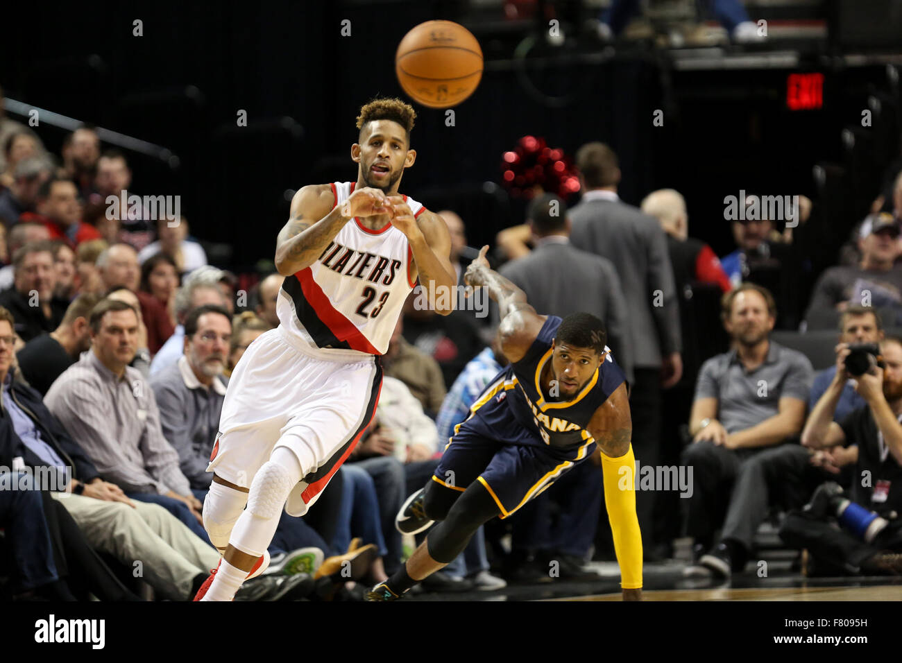 Portland, Oregon, USA. 3rd December, 2015. ALLEN CRABBE (23) shuffles ...