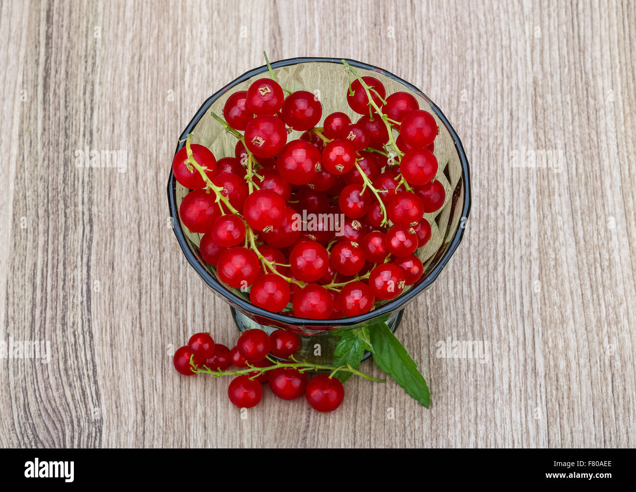 Fresh bright Red currant on the wood background with mint leaves Stock ...