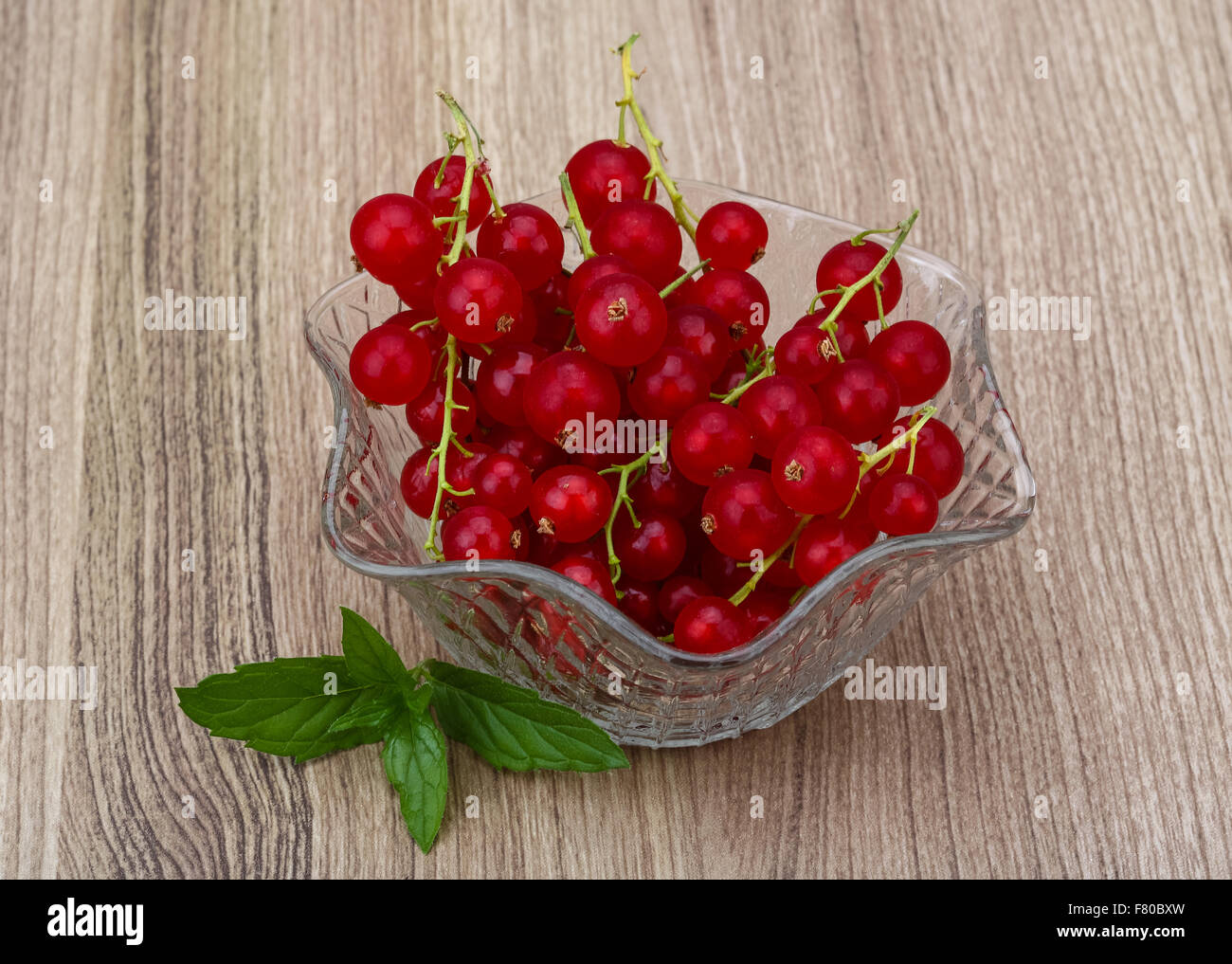 Fresh bright Red currant on the wood background with mint leaves Stock ...