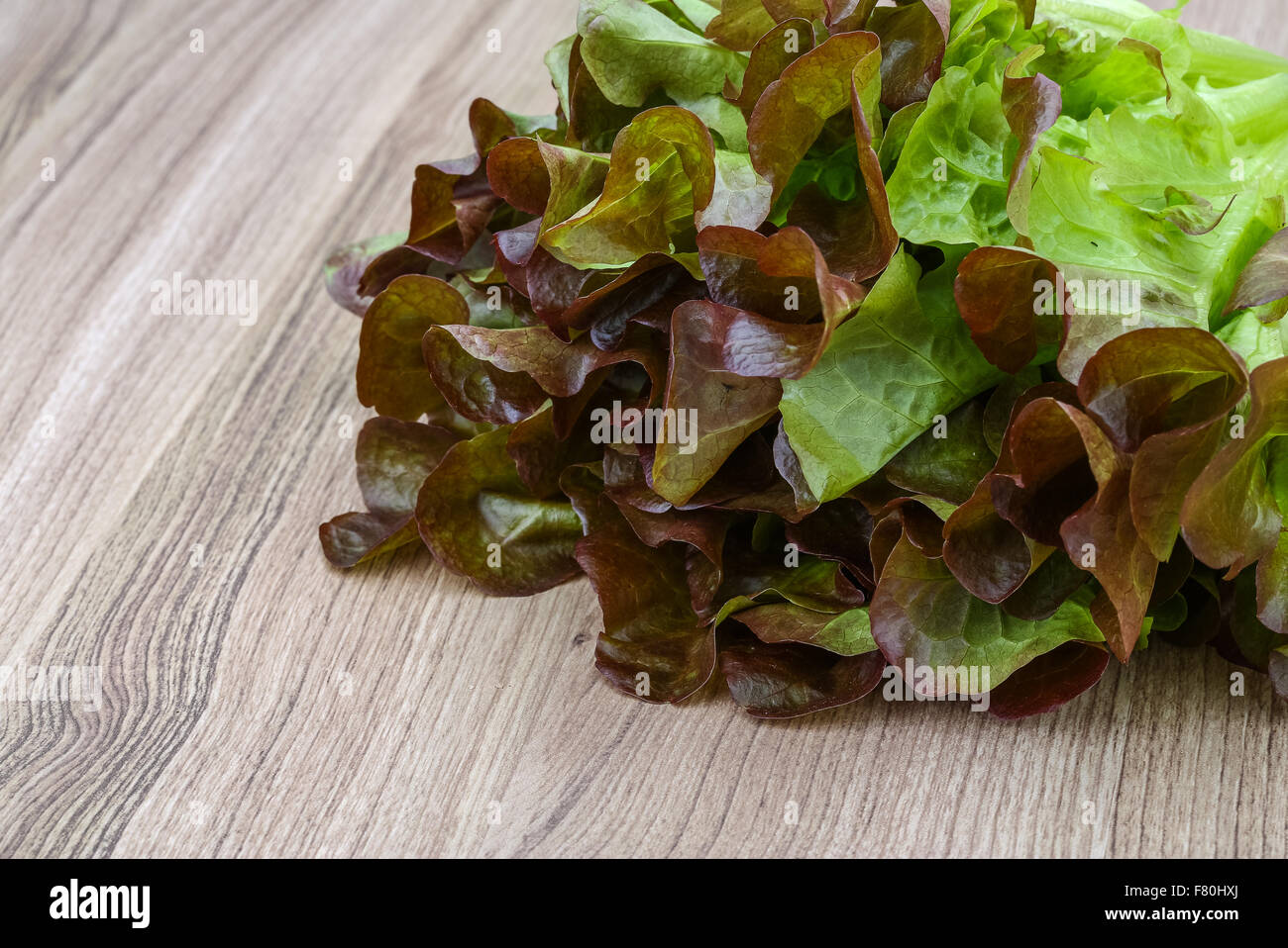 Fresh green oak salad leaves heap on the wood background Stock Photo ...
