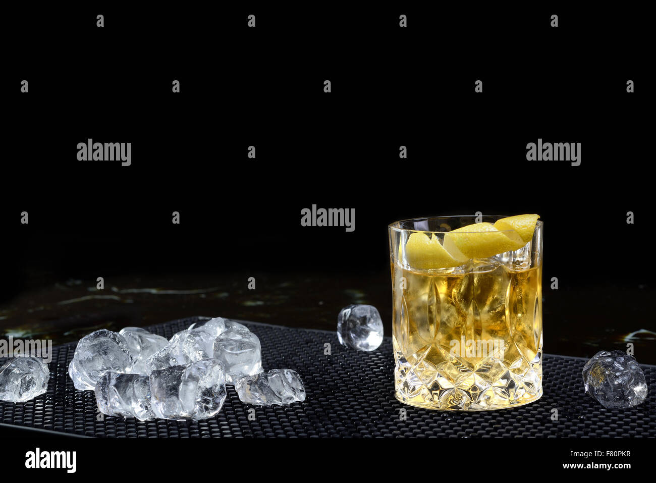 Wisky on the rocks and lemon Stock Photo - Alamy