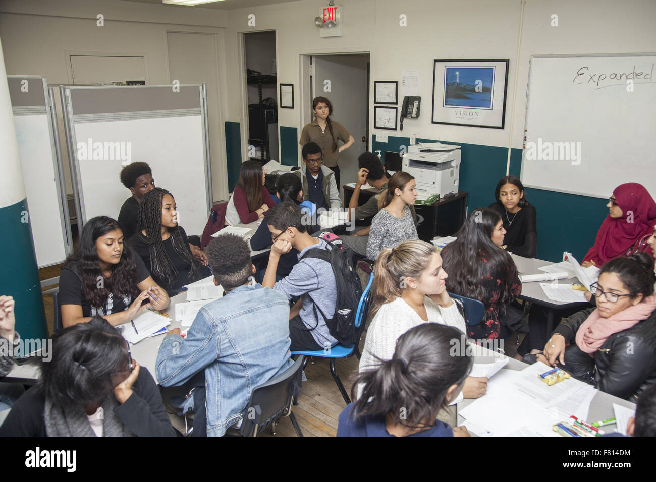 Crowded classroom hi-res stock photography and images - Alamy