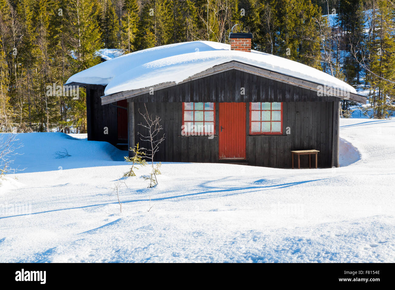 Wood cabin forest hi-res stock photography and images - Alamy
