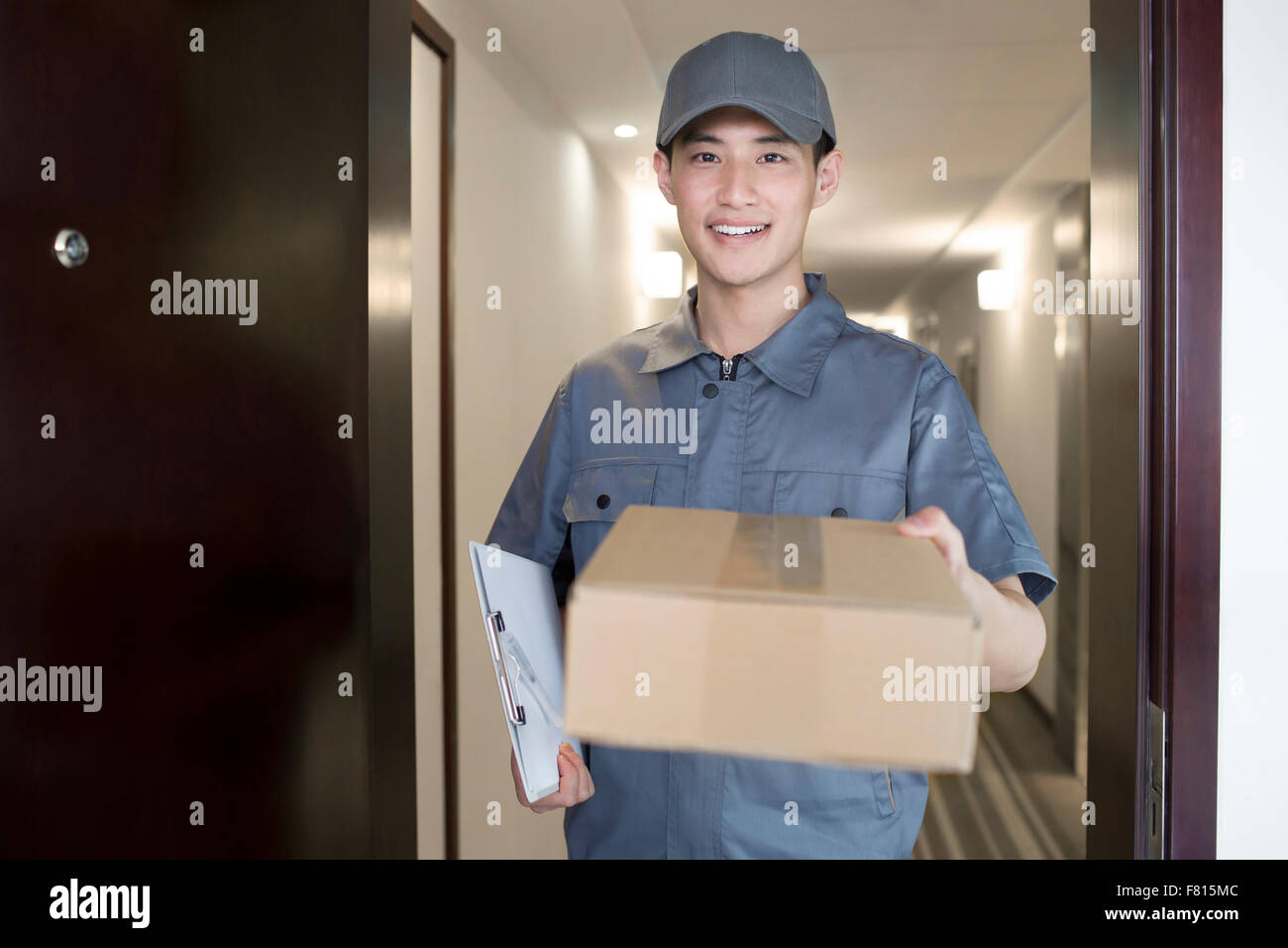 Delivery person door camera hi-res stock photography and images - Alamy