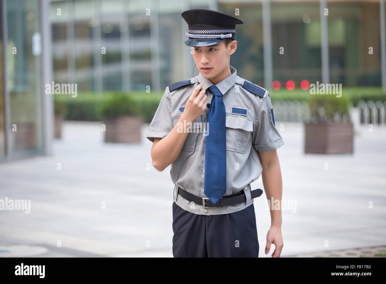 Building security guard talking hi-res stock photography and images - Alamy
