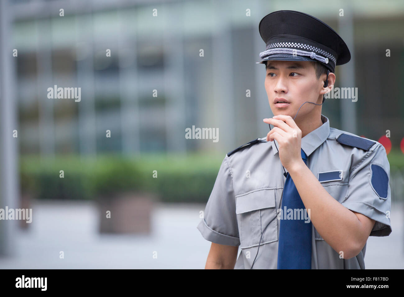 Building security guard talking hi-res stock photography and images - Alamy