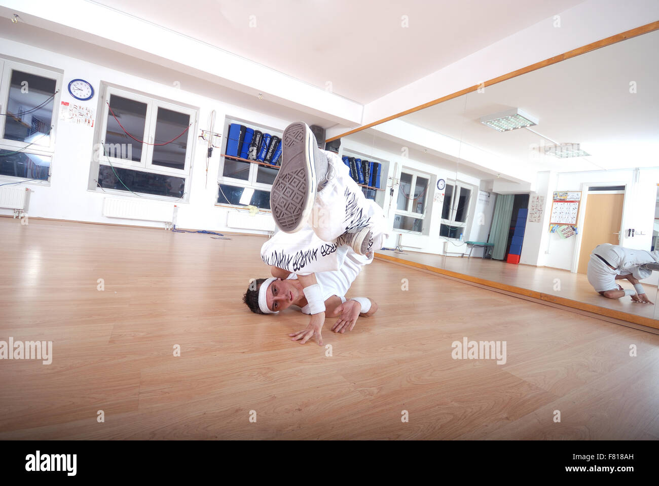 One hand handstand hip hop hi-res stock photography and images - Alamy