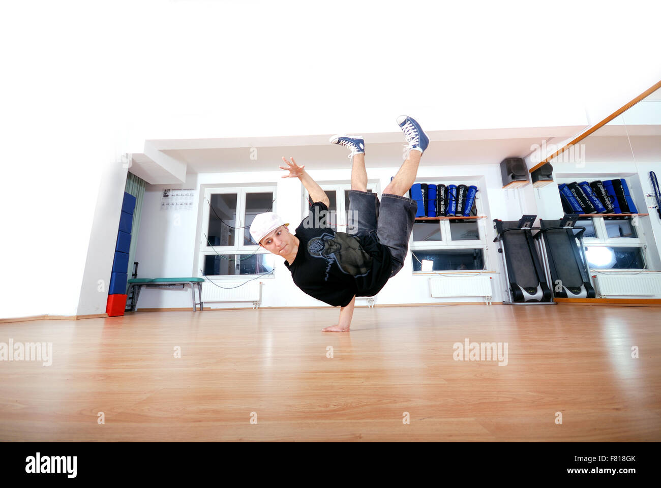 One hand handstand hip hop hi-res stock photography and images - Alamy