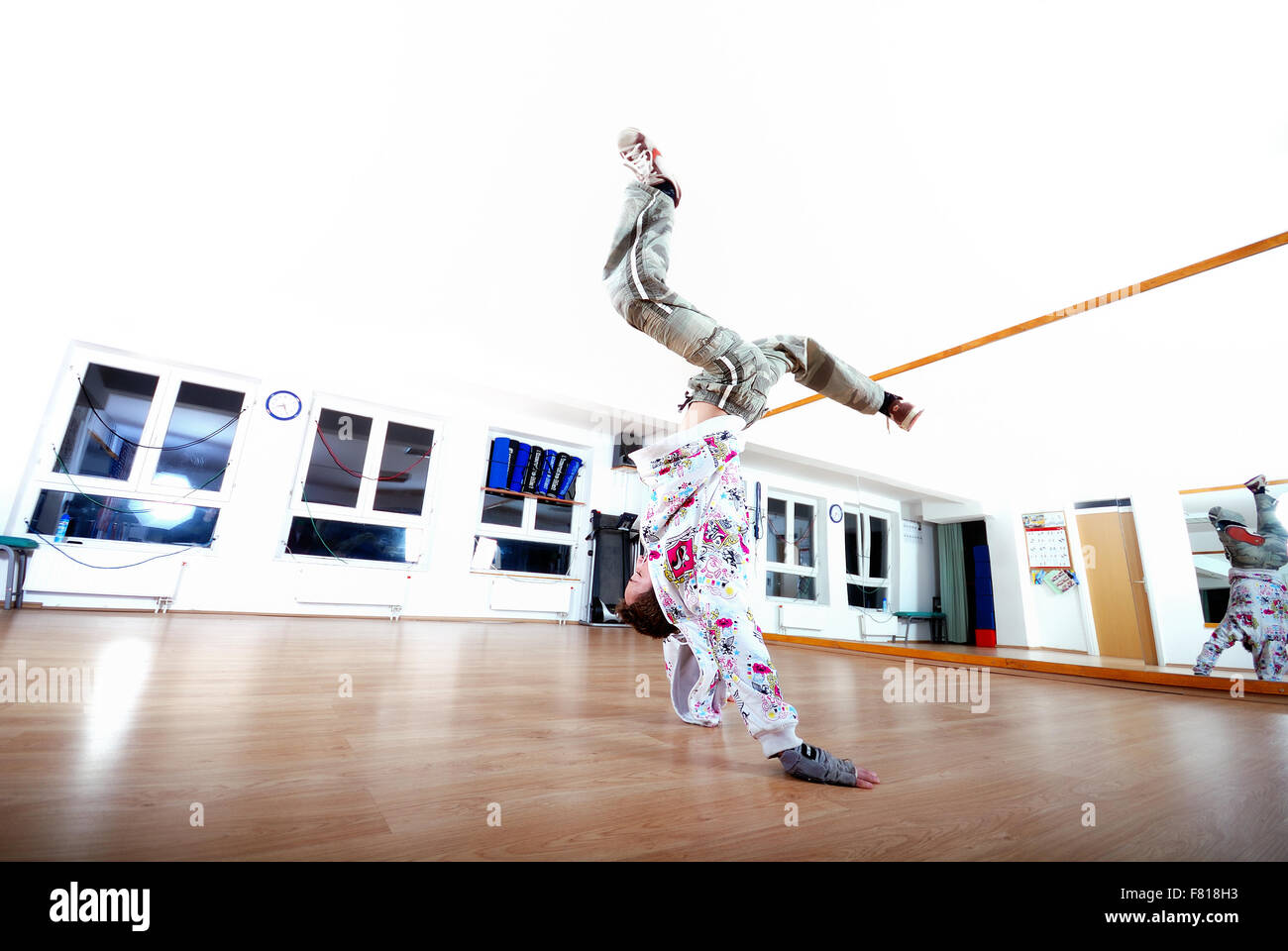 One hand handstand hip hop hi-res stock photography and images - Alamy