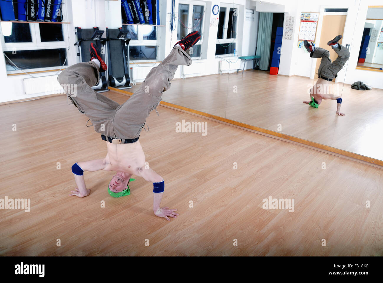 Breakdance freeze hi-res stock photography and images - Alamy