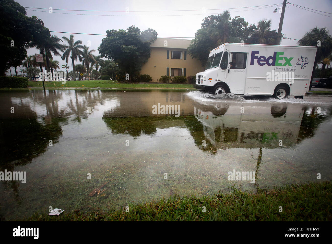Florida, USA. 4th Dec, 2015. A FedEx truck splashes its way through a ...