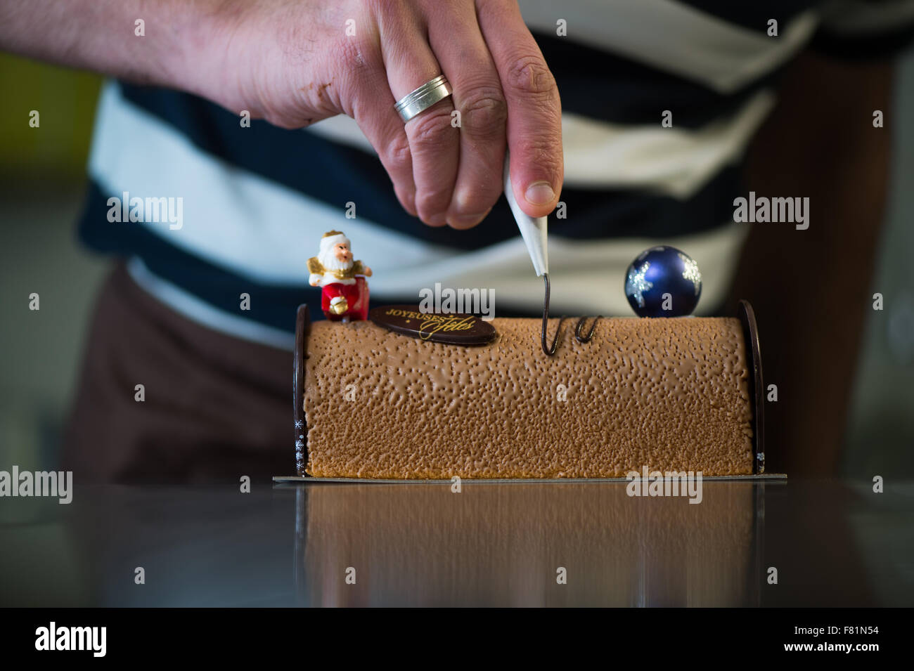 Pastry in his workshop preparing Chocolate Yule logs Stock Photo - Alamy