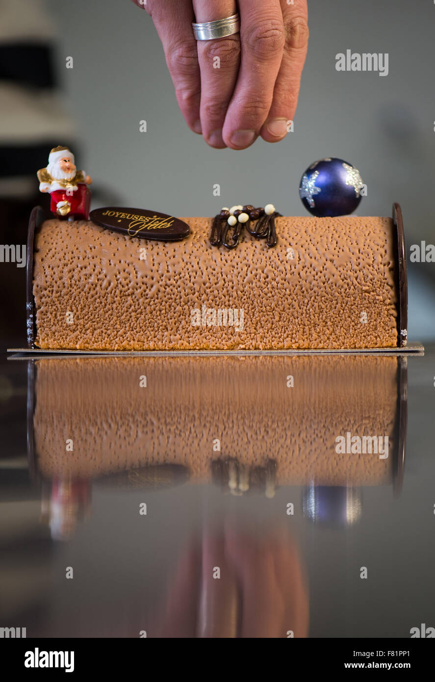 Pastry in his workshop preparing Chocolate Yule logs Stock Photo - Alamy