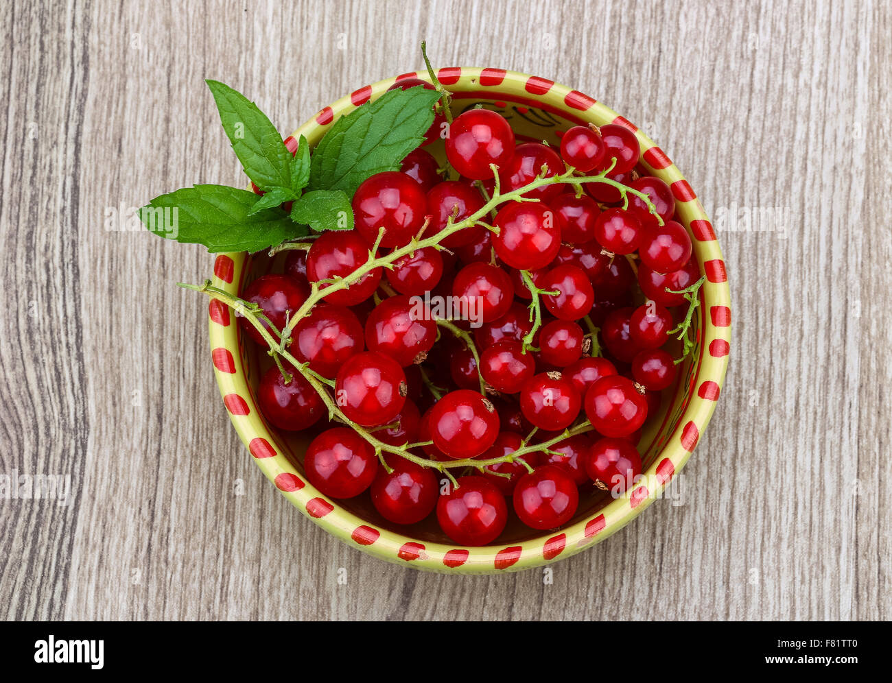 Fresh bright Red currant on the wood background with mint leaves Stock ...