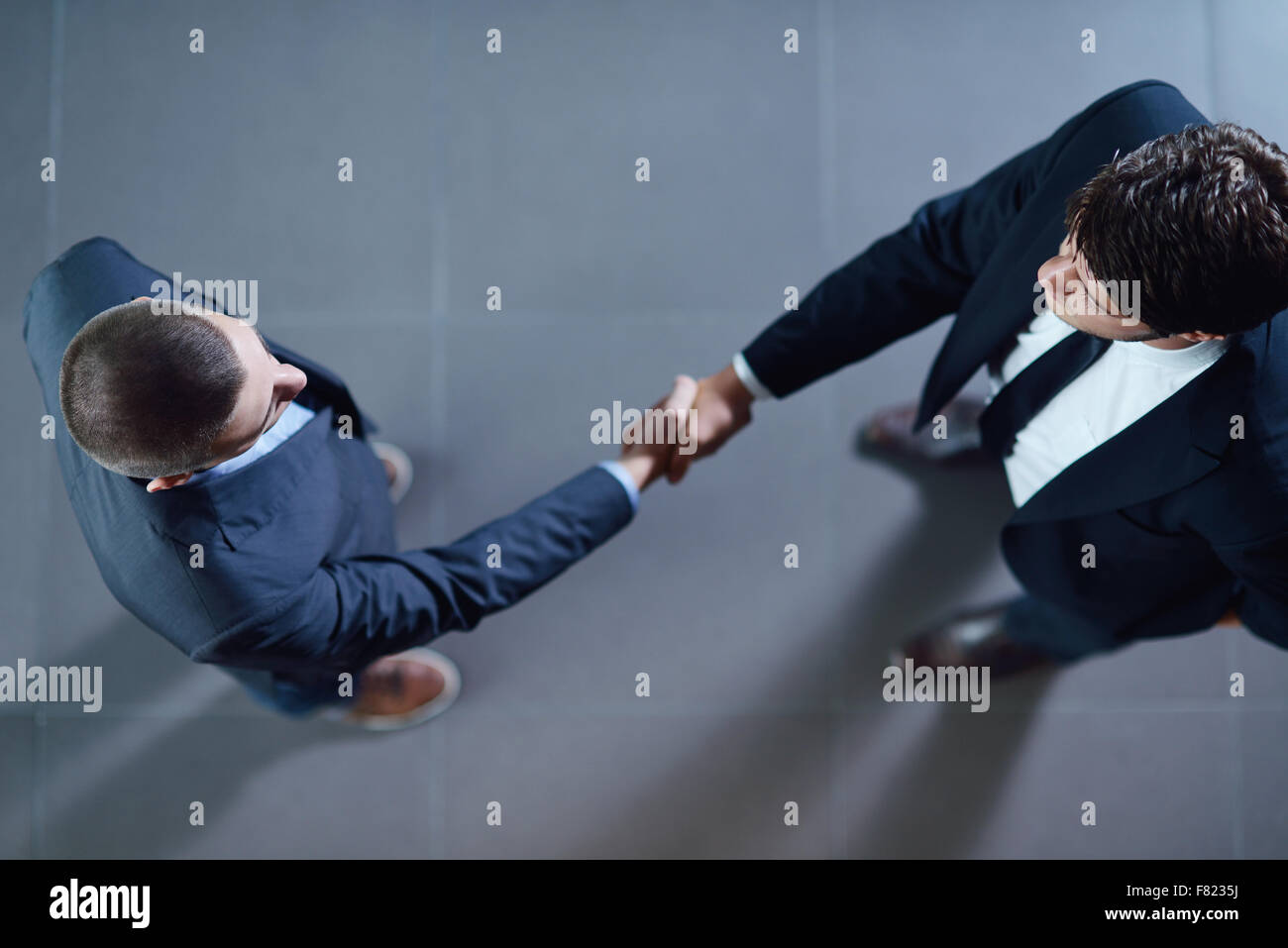 business people shaking hands make deal and sign contract Stock Photo ...