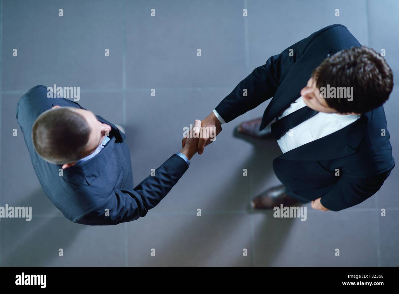 business people shaking hands make deal and sign contract Stock Photo ...