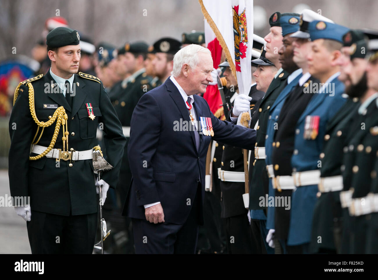 (151204) -- OTTAWA, Dec. 4 (Xinhua) -- Canadian Governor General David Johnston reviews the ...