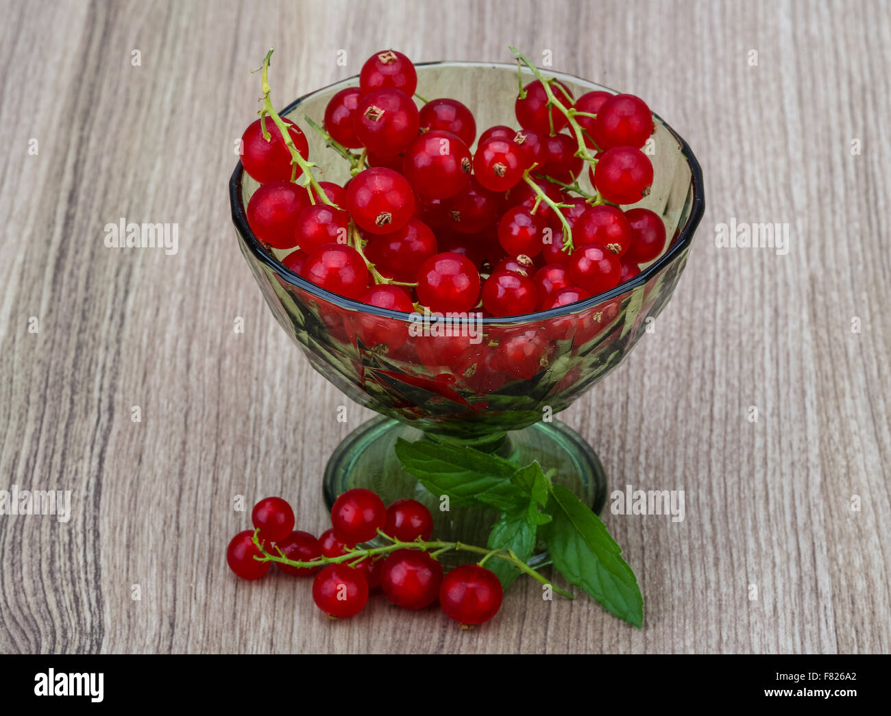 Fresh bright Red currant on the wood background with mint leaves Stock ...