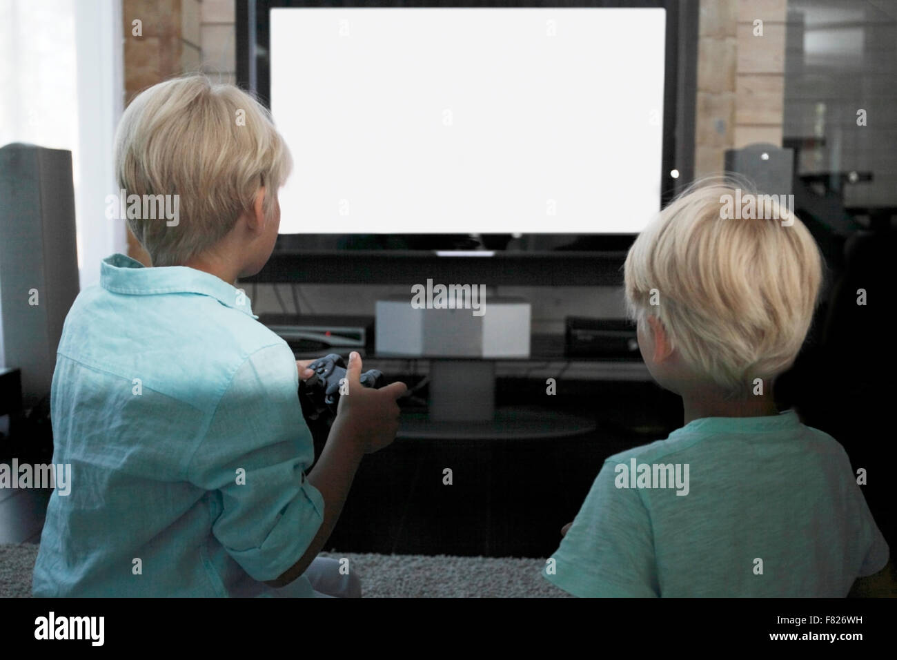Two kids playing video games hi-res stock photography and images - Alamy