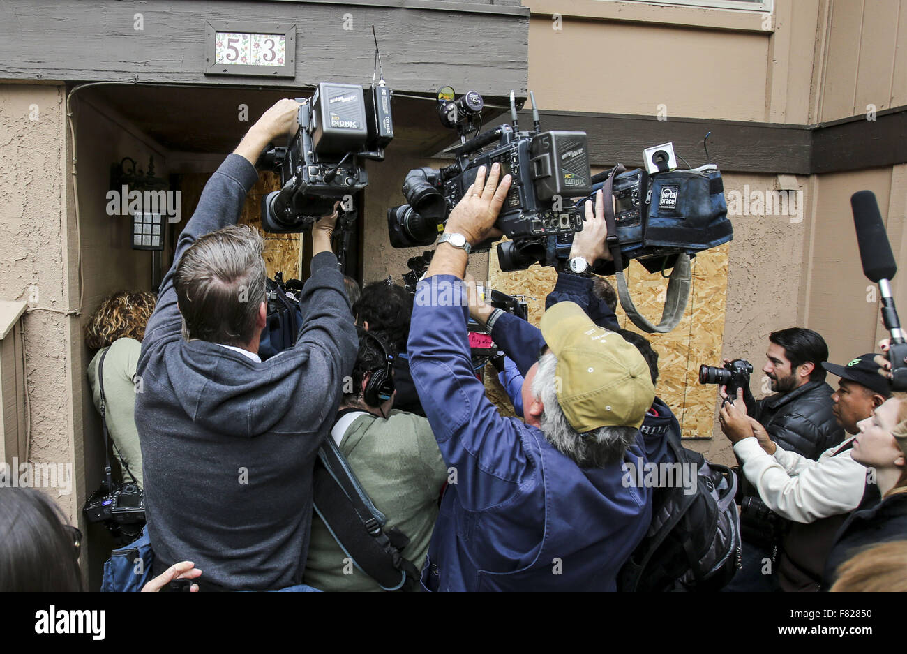 Los Angeles, California, USA. 4th Dec, 2015. Media members crowd ...