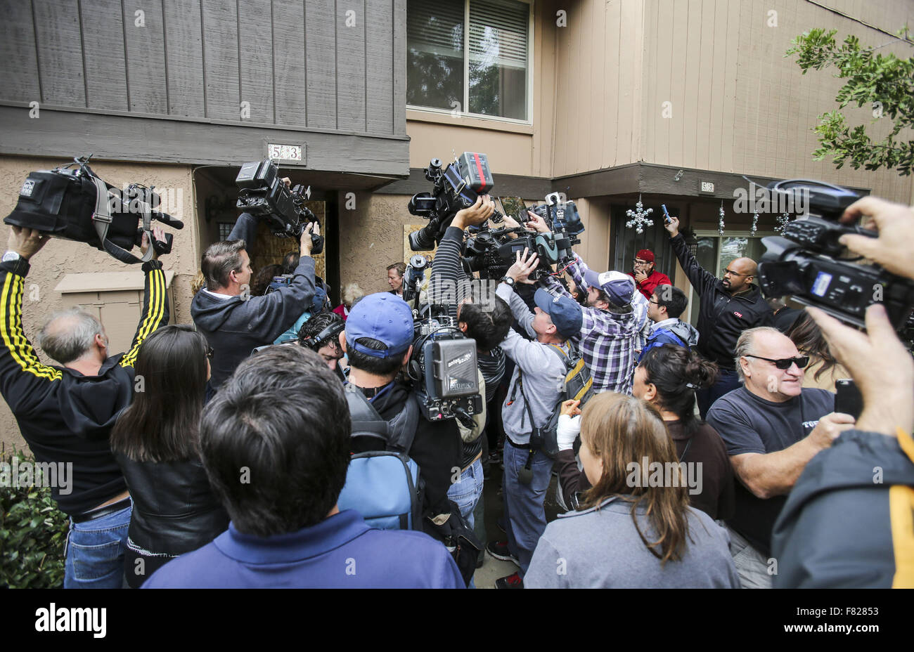 Los Angeles, California, USA. 4th Dec, 2015. Media members crowd ...