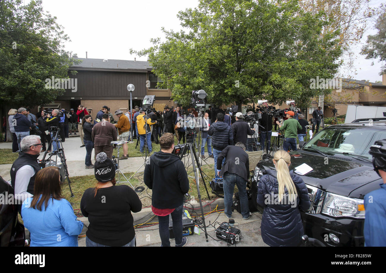 Los Angeles, California, USA. 4th Dec, 2015. Media members crowd ...