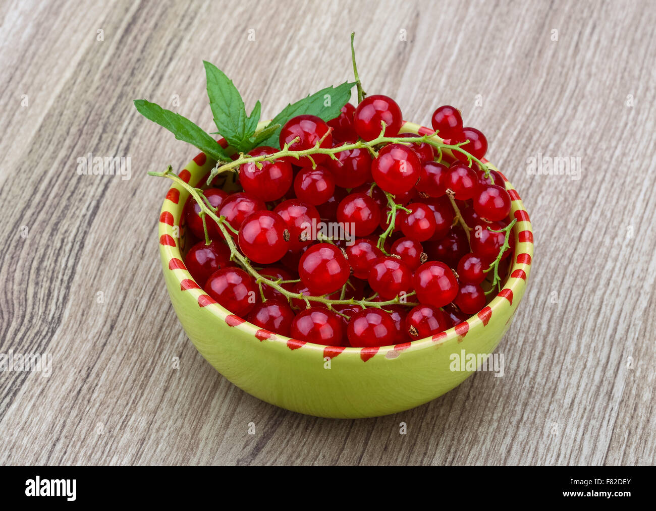 Fresh bright Red currant on the wood background with mint leaves Stock ...