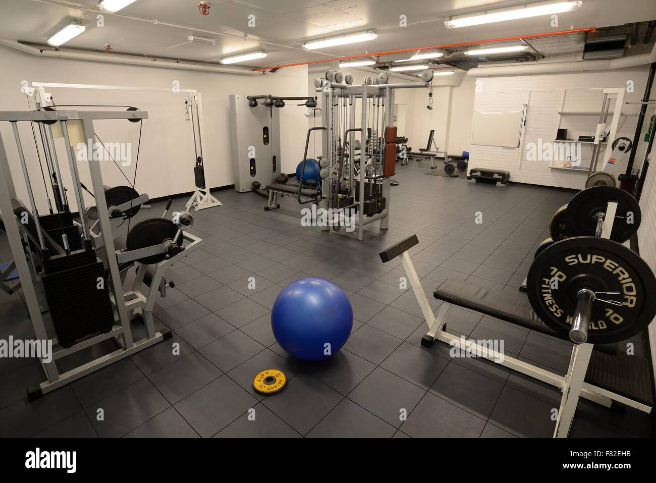 Empty gym hi-res stock photography and images - Alamy