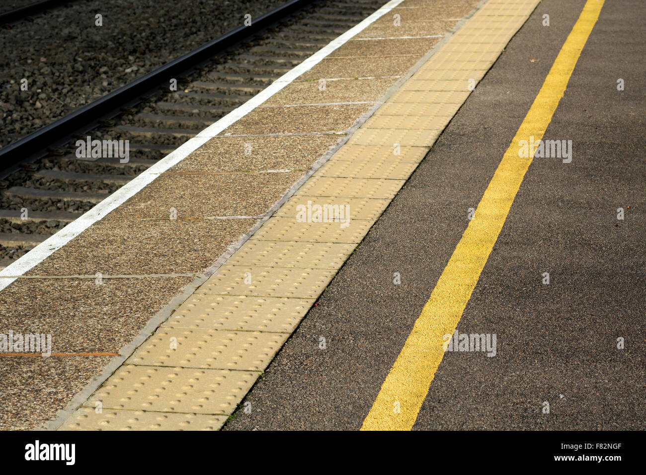 Yellow safety line hi-res stock photography and images - Alamy