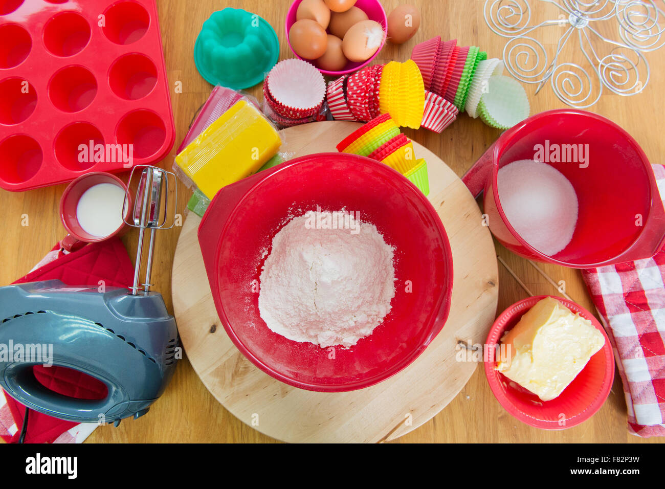 Baking cupcakes with metal form and paper models Stock Photo - Alamy