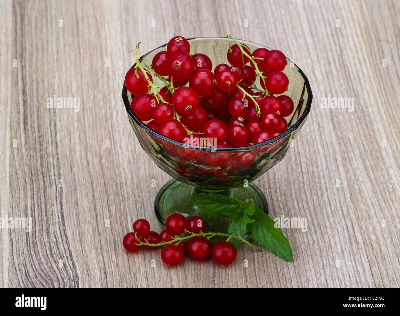 Fresh bright Red currant on the wood background with mint leaves Stock ...