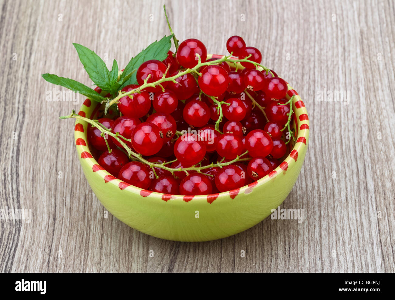 Fresh bright Red currant on the wood background with mint leaves Stock ...