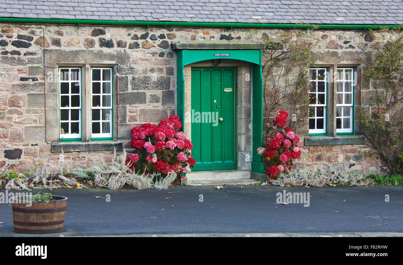 Cottage red door england hi-res stock photography and images - Alamy